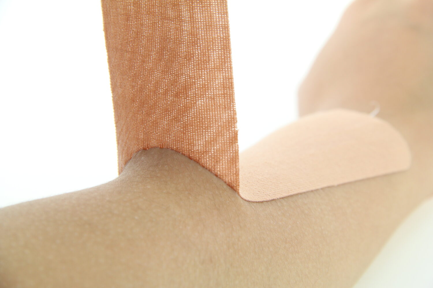 How To Remove Kinesiology Tape Safely: A Step-By-Step Guide - AUPCON ...