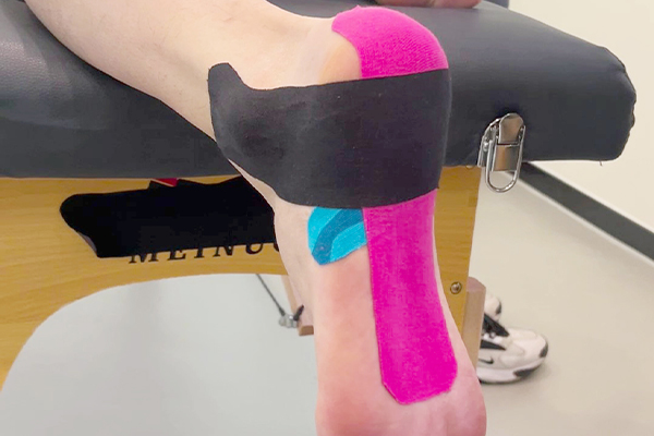 Comment utiliser le ruban de kinésiologie pour la douleur au talon et ...